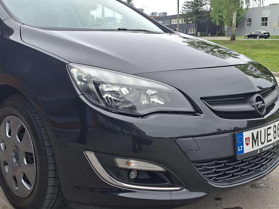 Black Opel Astra 2013 in Silute, with an engine capacity of 1.70 L and mileage of 215 thousand km for 3300 €, photo 6 on AUTOMOTO.COM.LV
