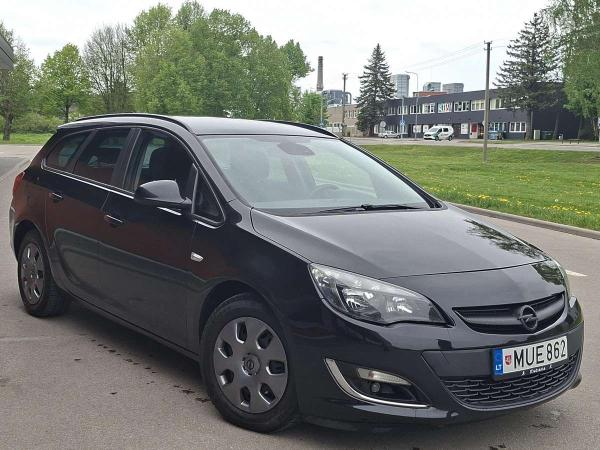 Black Opel Astra 2013 in Silute, with an engine capacity of 1.70 L and mileage of 215 thousand km for 3300 €, photo 7 on AUTOMOTO.COM.LV