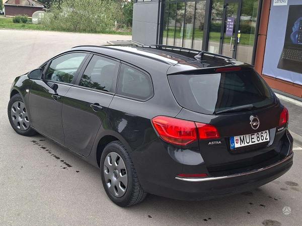Black Opel Astra 2013 in Silute, with an engine capacity of 1.70 L and mileage of 215 thousand km for 3300 €, photo 10 on AUTOMOTO.COM.LV