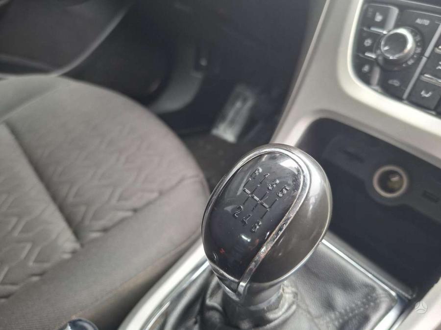 Black Opel Astra 2013 in Silute, with an engine capacity of 1.70 L and mileage of 215 thousand km for 3300 €, photo 18 on AUTOMOTO.COM.LV