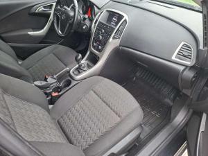 Black Opel Astra 2013 in Silute, with an engine capacity of 1.70 L and mileage of 215 thousand km for 3300 €, photo 19 on AUTOMOTO.COM.LV