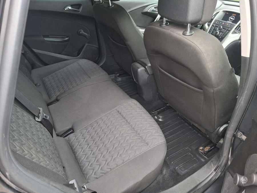 Black Opel Astra 2013 in Silute, with an engine capacity of 1.70 L and mileage of 215 thousand km for 3300 €, photo 20 on AUTOMOTO.COM.LV