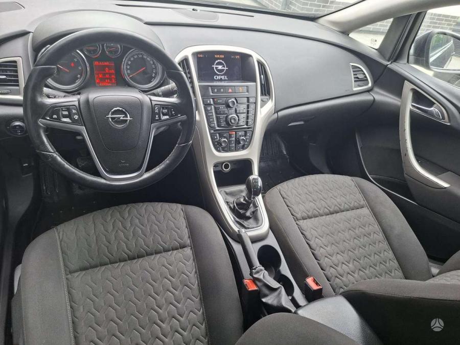 Black Opel Astra 2013 in Silute, with an engine capacity of 1.70 L and mileage of 215 thousand km for 3300 €, photo 21 on AUTOMOTO.COM.LV