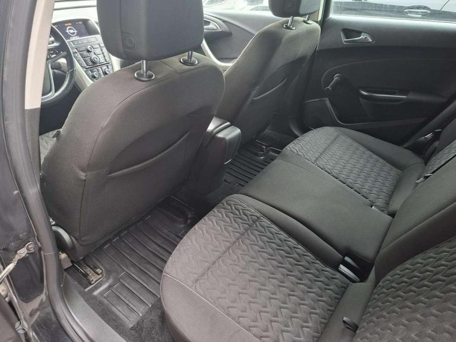 Black Opel Astra 2013 in Silute, with an engine capacity of 1.70 L and mileage of 215 thousand km for 3300 €, photo 23 on AUTOMOTO.COM.LV