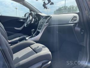 Black Opel Astra 2013 in Riga, with an engine capacity of 1.70 L and mileage of 260 thousand km for 4560 €, photo 9 on AUTOMOTO.COM.LV
