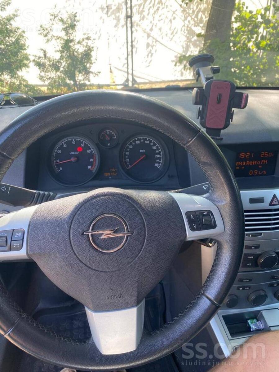 Melns Opel Astra 2013 Rīga, ar dzinēja tilpumu 1.60 L un nobraukumu 190 tūkst. km par 2500 €, foto 4 vietnē AUTOMOTO.COM.LV