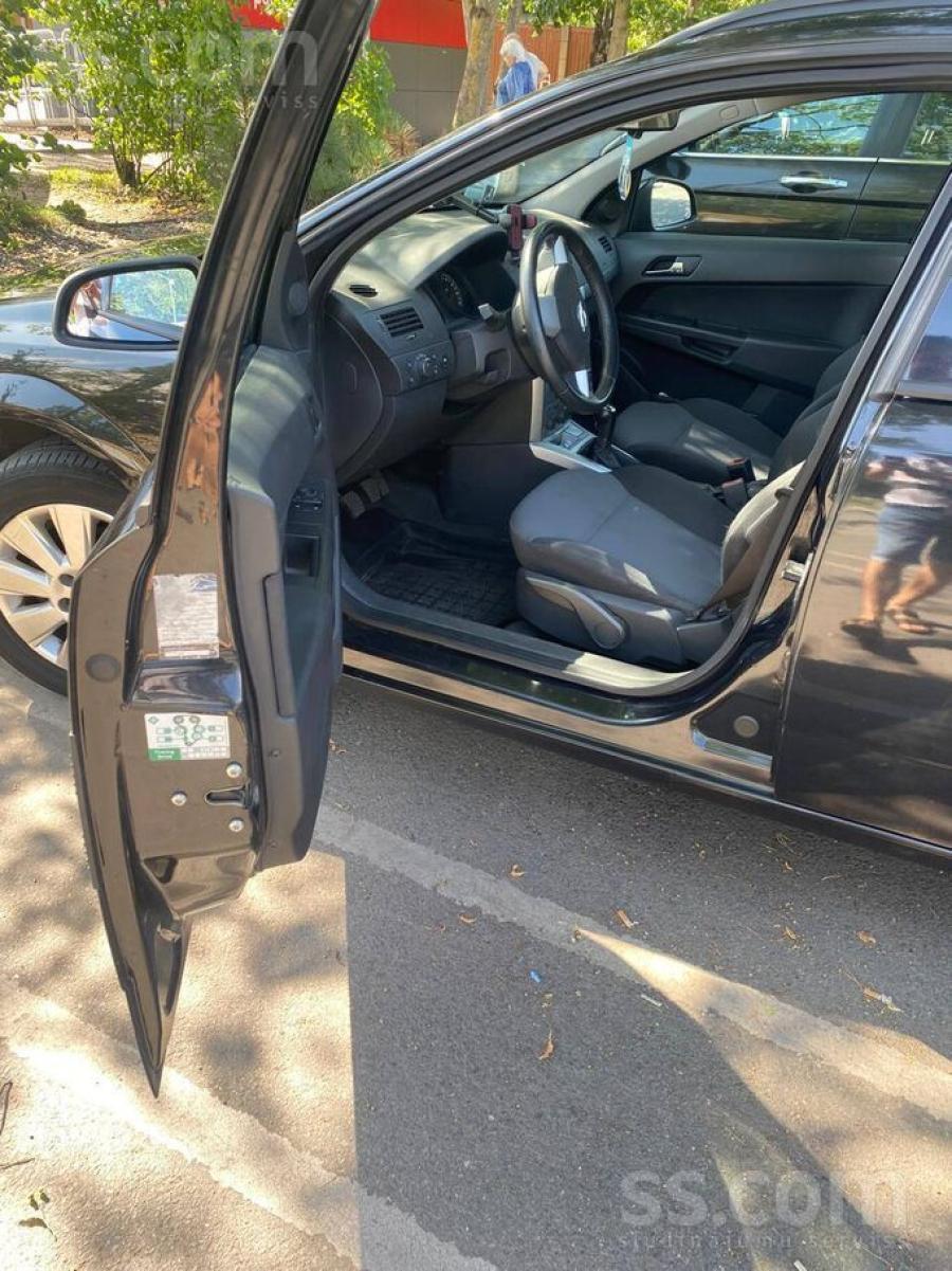 Melns Opel Astra 2013 Rīga, ar dzinēja tilpumu 1.60 L un nobraukumu 190 tūkst. km par 2500 €, foto 5 vietnē AUTOMOTO.COM.LV
