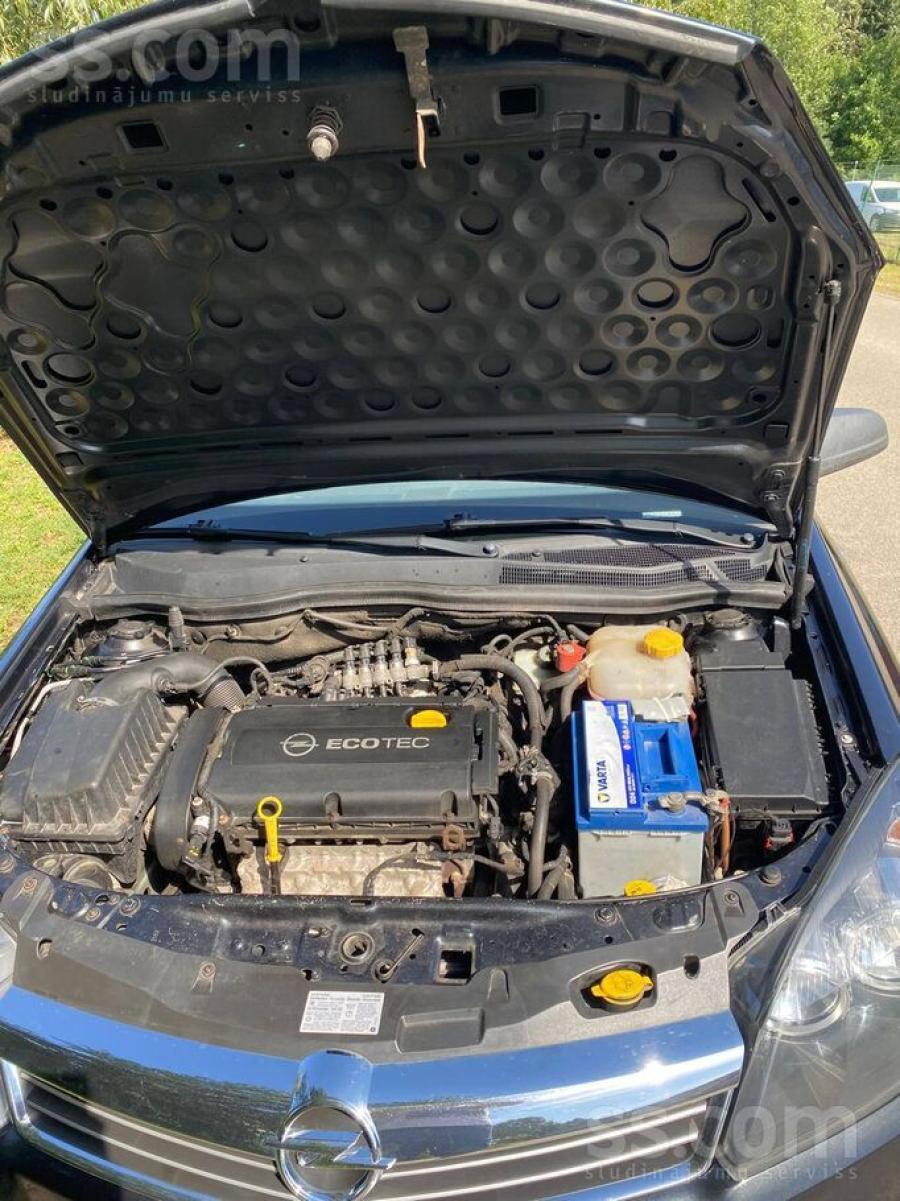 Melns Opel Astra 2013 Rīga, ar dzinēja tilpumu 1.60 L un nobraukumu 190 tūkst. km par 2500 €, foto 6 vietnē AUTOMOTO.COM.LV