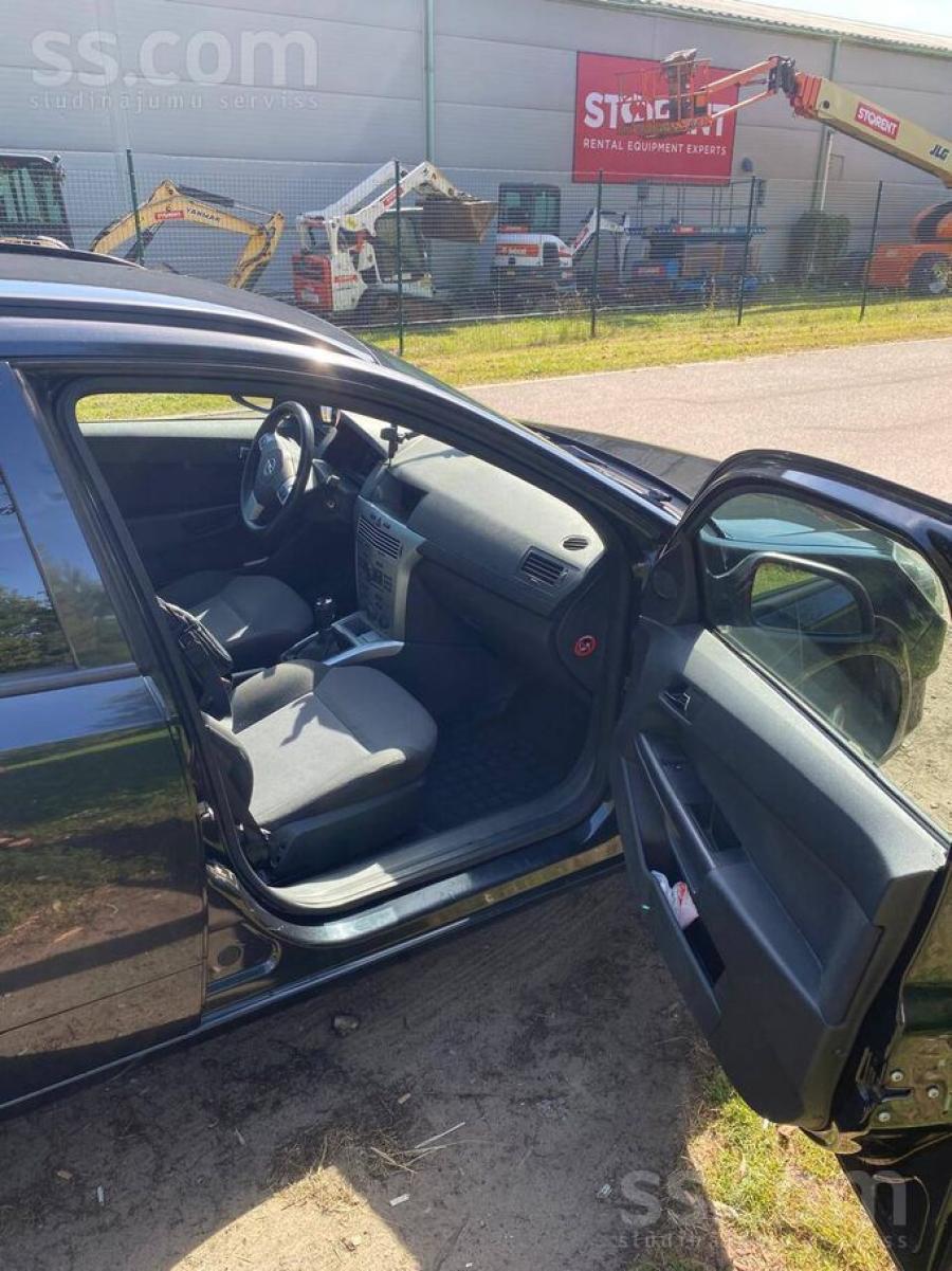 Melns Opel Astra 2013 Rīga, ar dzinēja tilpumu 1.60 L un nobraukumu 190 tūkst. km par 2500 €, foto 7 vietnē AUTOMOTO.COM.LV
