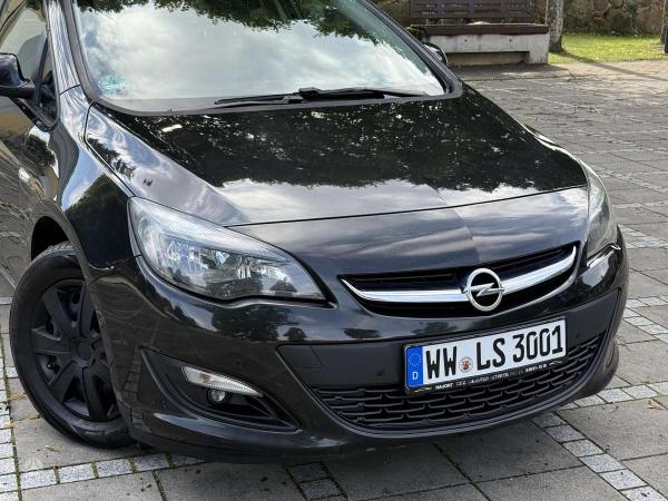 Black Opel Astra 2013 in Raseiniai, with an engine capacity of 1.69 L and mileage of 297 thousand km for 3250 €, photo 5 on AUTOMOTO.COM.LV