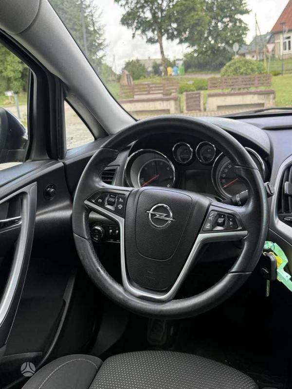 Black Opel Astra 2013 in Raseiniai, with an engine capacity of 1.69 L and mileage of 297 thousand km for 3250 €, photo 9 on AUTOMOTO.COM.LV