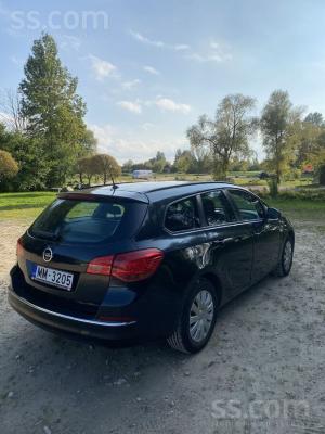 Black Opel Astra 2013 in Riga, with an engine capacity of 1.70 L and mileage of 284 thousand km for 3950 €, photo 3 on AUTOMOTO.COM.LV