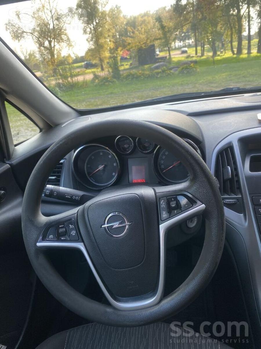 Black Opel Astra 2013 in Riga, with an engine capacity of 1.70 L and mileage of 284 thousand km for 3950 €, photo 6 on AUTOMOTO.COM.LV