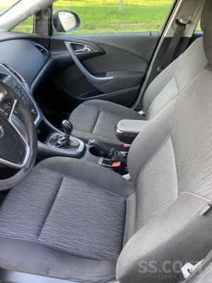 Black Opel Astra 2013 in Riga, with an engine capacity of 1.70 L and mileage of 284 thousand km for 3950 €, photo 7 on AUTOMOTO.COM.LV