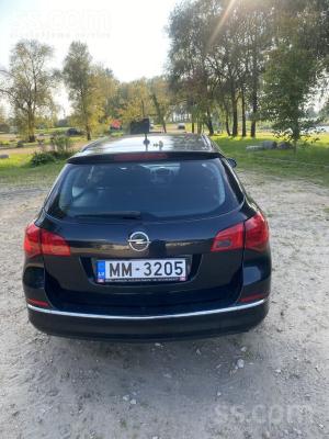 Black Opel Astra 2013 in Riga, with an engine capacity of 1.70 L and mileage of 284 thousand km for 3950 €, photo 8 on AUTOMOTO.COM.LV