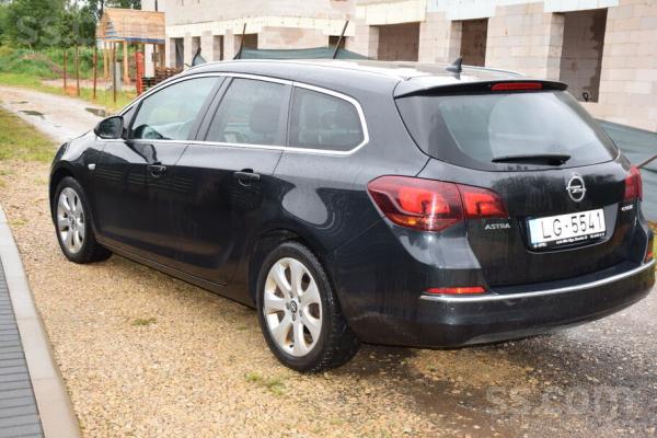 Black Opel Astra 2014 in Riga, with an engine capacity of 1.70 L and mileage of 376 thousand km for 3700 €, photo 1 on AUTOMOTO.COM.LV