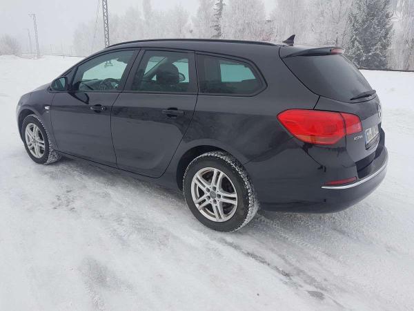 Black Opel Astra 2014 in Radviliskis, with an engine capacity of 1.36 L and mileage of 237 thousand km for 4350 €, photo 3 on AUTOMOTO.COM.LV