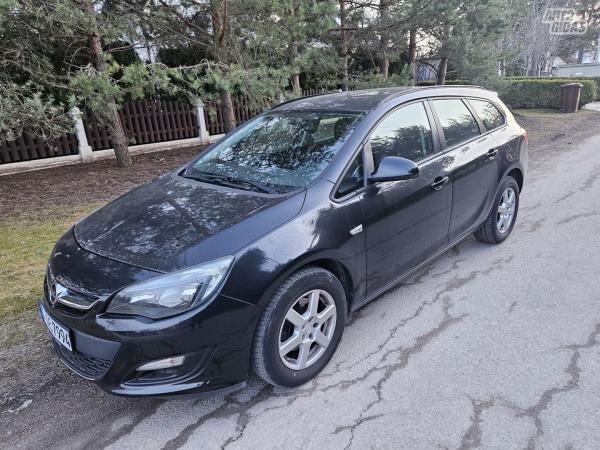 Black Opel Astra 2014 in Mazeikiai, with an engine capacity of 1.60 L and mileage of 223 thousand km for 3150 €, photo 1 on AUTOMOTO.COM.LV
