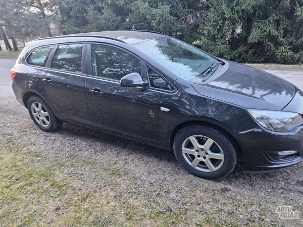 Black Opel Astra 2014 in Mazeikiai, with an engine capacity of 1.60 L and mileage of 223 thousand km for 3150 €, photo 7 on AUTOMOTO.COM.LV