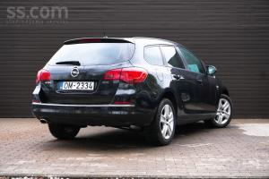 Black Opel Astra 2014 in Riga, with an engine capacity of 2.00 L and mileage of 283 thousand km for 5490 €, photo 4 on AUTOMOTO.COM.LV