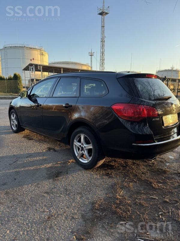 Black Opel Astra 2014 in Riga, with an engine capacity of 2.00 L and mileage of 259 thousand km for 4800 €, photo 4 on AUTOMOTO.COM.LV