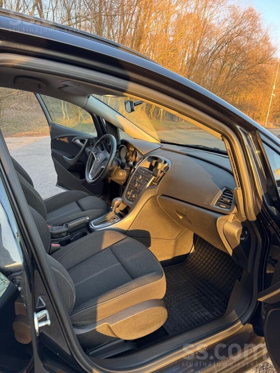 Black Opel Astra 2014 in Riga, with an engine capacity of 2.00 L and mileage of 259 thousand km for 4800 €, photo 8 on AUTOMOTO.COM.LV