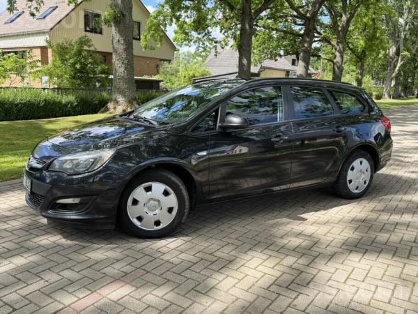 Black Opel Astra 2014 in Valmiera, with an engine capacity of 1.70 L and mileage of 240 thousand km for 2950 €, photo 4 on AUTOMOTO.COM.LV