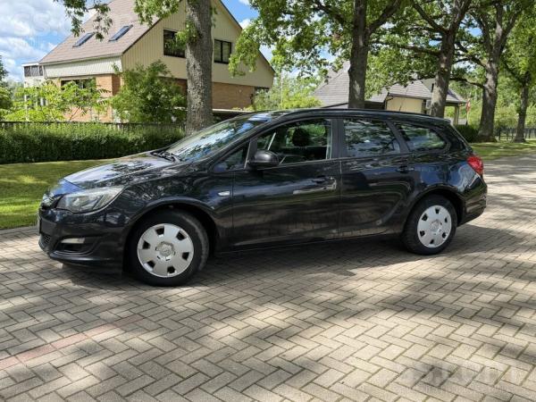 Black Opel Astra 2014 in Valmiera, with an engine capacity of 1.70 L and mileage of 240 thousand km for 2950 €, photo 5 on AUTOMOTO.COM.LV