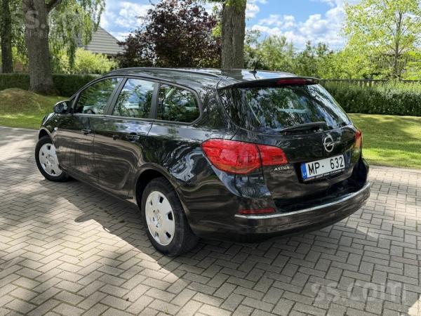 Black Opel Astra 2014 in Valmiera, with an engine capacity of 1.70 L and mileage of 240 thousand km for 2950 €, photo 8 on AUTOMOTO.COM.LV
