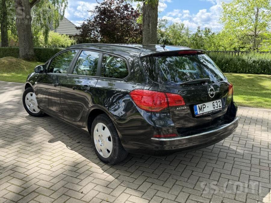Black Opel Astra 2014 in Valmiera, with an engine capacity of 1.70 L and mileage of 240 thousand km for 2950 €, photo 9 on AUTOMOTO.COM.LV