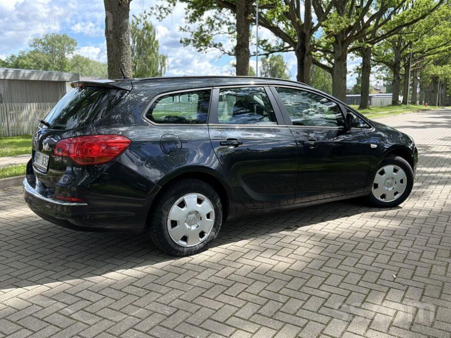 Black Opel Astra 2014 in Valmiera, with an engine capacity of 1.70 L and mileage of 240 thousand km for 2950 €, photo 12 on AUTOMOTO.COM.LV