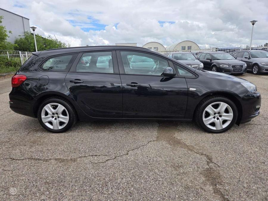 Black Opel Astra 2014 in Marijampole, with an engine capacity of 1.36 L and mileage of 187 thousand km for 3900 €, photo 4 on AUTOMOTO.COM.LV