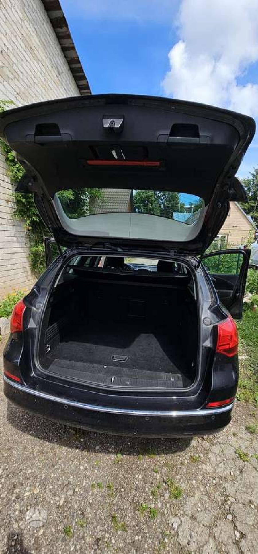 Black Opel Astra 2014 in Panevezys, with an engine capacity of 1.60 L and mileage of 284 thousand km for 3000 €, photo 1 on AUTOMOTO.COM.LV