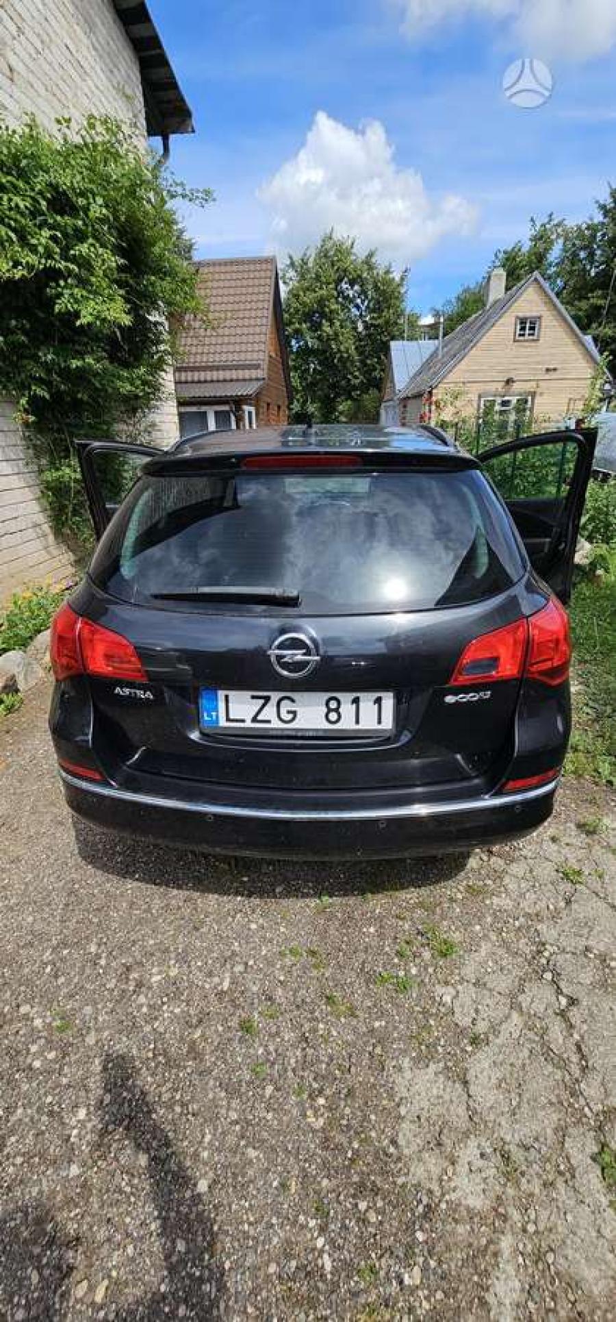 Black Opel Astra 2014 in Panevezys, with an engine capacity of 1.60 L and mileage of 284 thousand km for 3000 €, photo 4 on AUTOMOTO.COM.LV