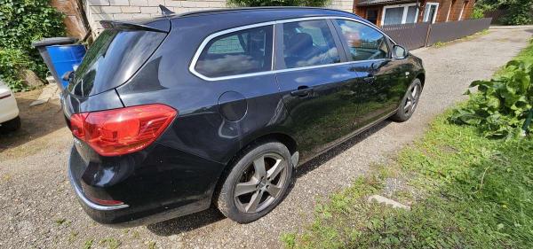 Black Opel Astra 2014 in Panevezys, with an engine capacity of 1.60 L and mileage of 284 thousand km for 3000 €, photo 4 on AUTOMOTO.COM.LV