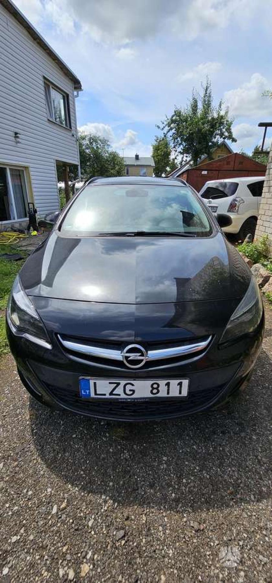 Black Opel Astra 2014 in Panevezys, with an engine capacity of 1.60 L and mileage of 284 thousand km for 3000 €, photo 6 on AUTOMOTO.COM.LV