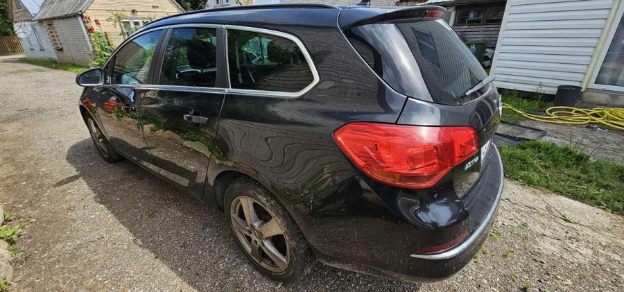 Black Opel Astra 2014 in Panevezys, with an engine capacity of 1.60 L and mileage of 284 thousand km for 3000 €, photo 7 on AUTOMOTO.COM.LV