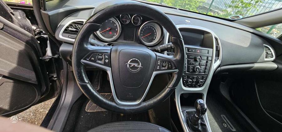 Black Opel Astra 2014 in Panevezys, with an engine capacity of 1.60 L and mileage of 284 thousand km for 3000 €, photo 8 on AUTOMOTO.COM.LV