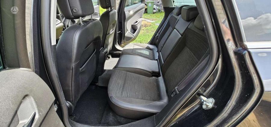 Black Opel Astra 2014 in Panevezys, with an engine capacity of 1.60 L and mileage of 284 thousand km for 3000 €, photo 12 on AUTOMOTO.COM.LV