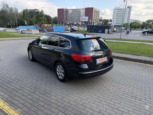 Black Opel Astra 2014 in Vilnius, with an engine capacity of 1.60 L and mileage of 266 thousand km for 3000 €, photo 5 on AUTOMOTO.COM.LV