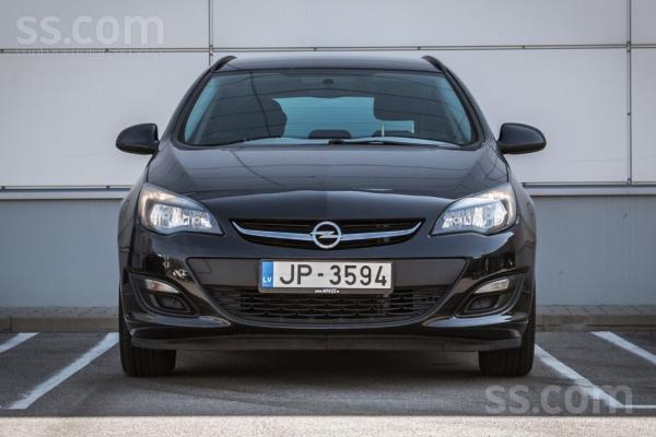 Black Opel Astra 2014 in Riga, with an engine capacity of 1.40 L and mileage of 218 thousand km for 3990 €, photo 2 on AUTOMOTO.COM.LV