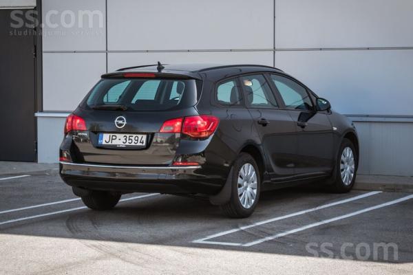 Black Opel Astra 2014 in Riga, with an engine capacity of 1.40 L and mileage of 218 thousand km for 3990 €, photo 4 on AUTOMOTO.COM.LV