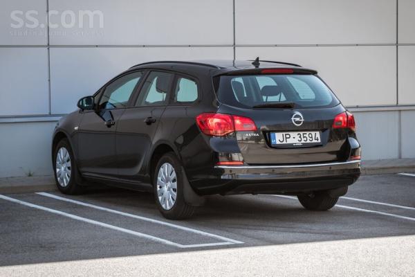 Black Opel Astra 2014 in Riga, with an engine capacity of 1.40 L and mileage of 218 thousand km for 3990 €, photo 6 on AUTOMOTO.COM.LV
