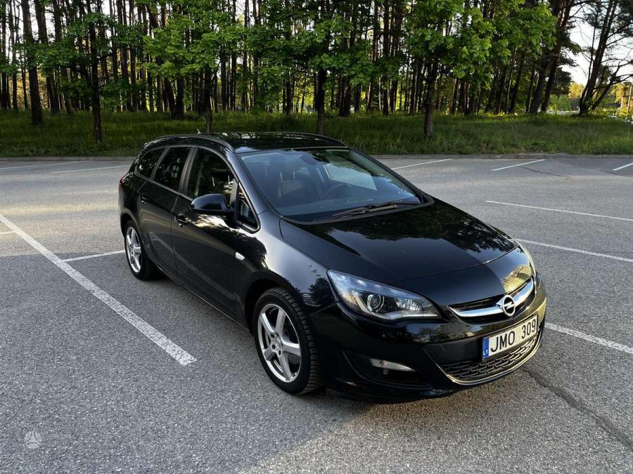 Black Opel Astra 2014 in Vilnius, with an engine capacity of 1.69 L and mileage of 230 thousand km for 3000 €, photo 4 on AUTOMOTO.COM.LV