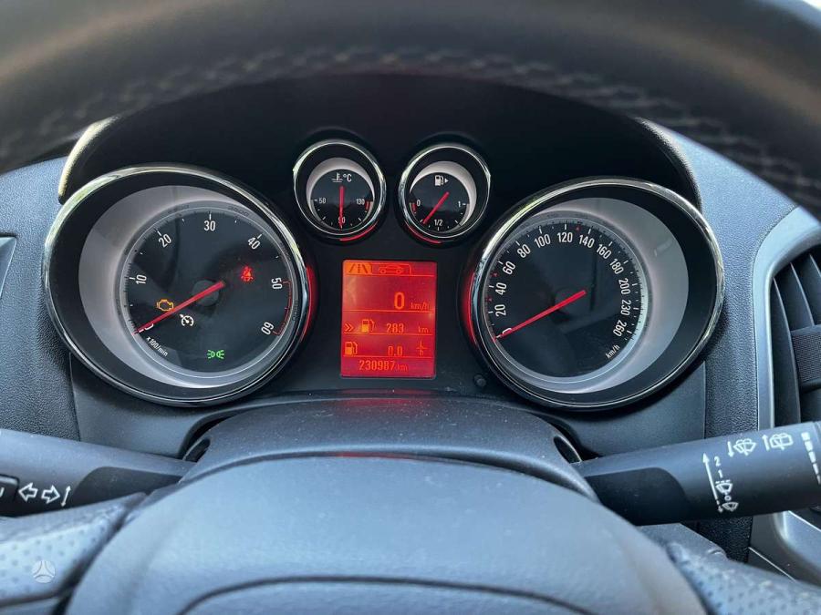 Black Opel Astra 2014 in Vilnius, with an engine capacity of 1.69 L and mileage of 230 thousand km for 3000 €, photo 7 on AUTOMOTO.COM.LV