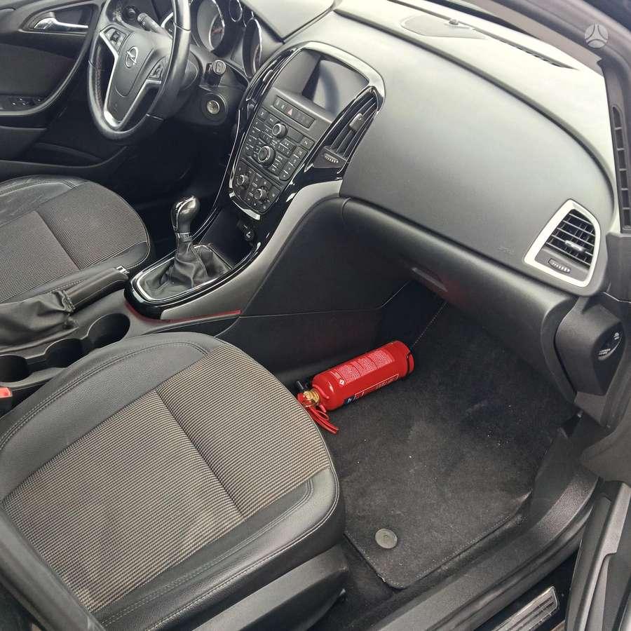 Black Opel Astra 2014 in Kaunas, with an engine capacity of 1.60 L and mileage of 220 thousand km for 3950 €, photo 8 on AUTOMOTO.COM.LV