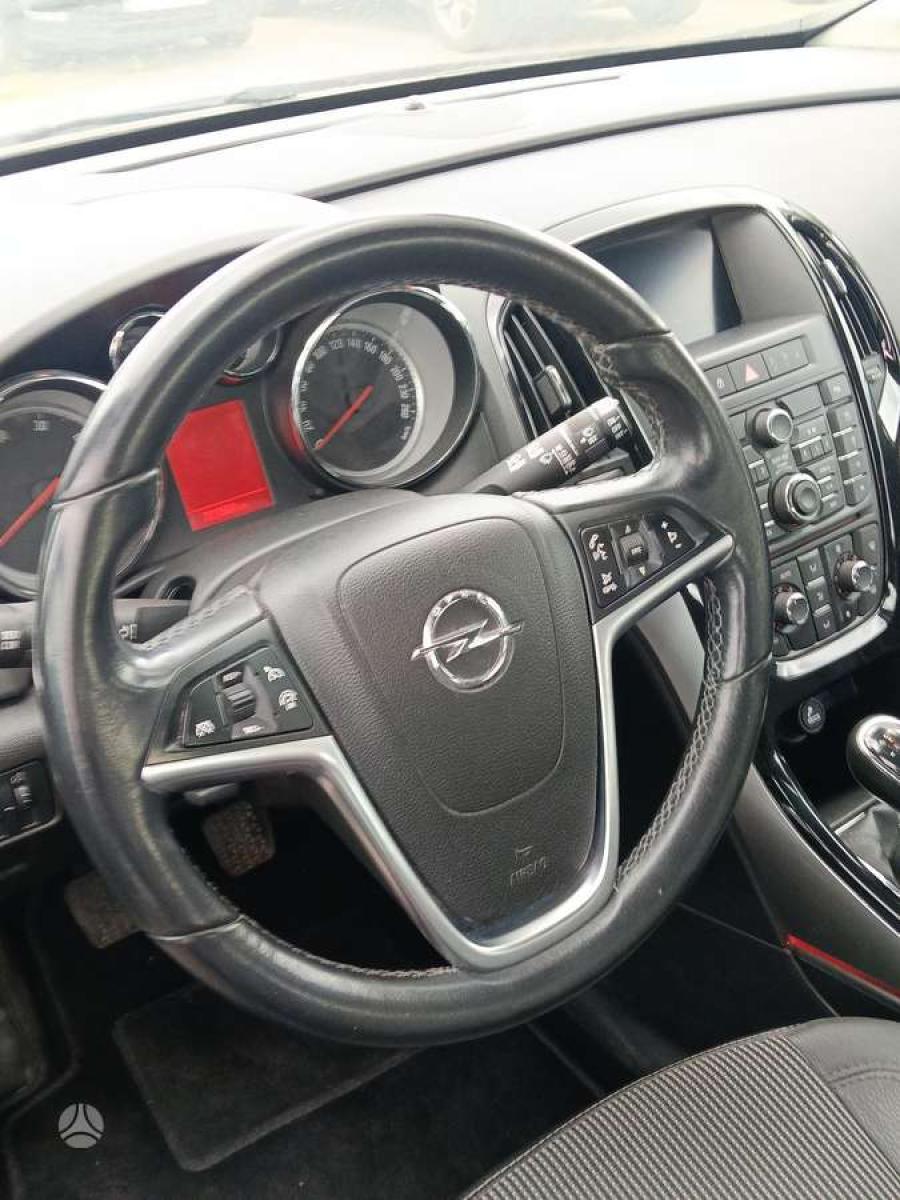 Black Opel Astra 2014 in Kaunas, with an engine capacity of 1.60 L and mileage of 220 thousand km for 3950 €, photo 9 on AUTOMOTO.COM.LV