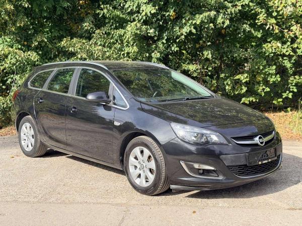 Black Opel Astra 2014 in Siauliai, with an engine capacity of 1.69 L and mileage of 280 thousand km for 3950 €, photo 3 on AUTOMOTO.COM.LV