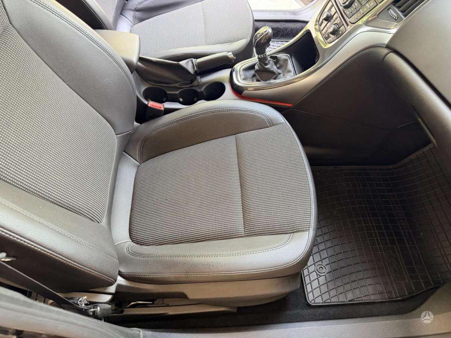 Melns Opel Astra 2014 Šauļi, ar dzinēja tilpumu 1.69 L un nobraukumu 280 tūkst. km par 3950 €, foto 16 vietnē AUTOMOTO.COM.LV
