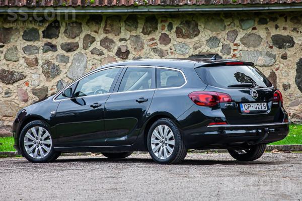 Black Opel Astra 2014 in Tukums, with an engine capacity of 1.60 L and mileage of 216 thousand km for 5695 €, photo 5 on AUTOMOTO.COM.LV